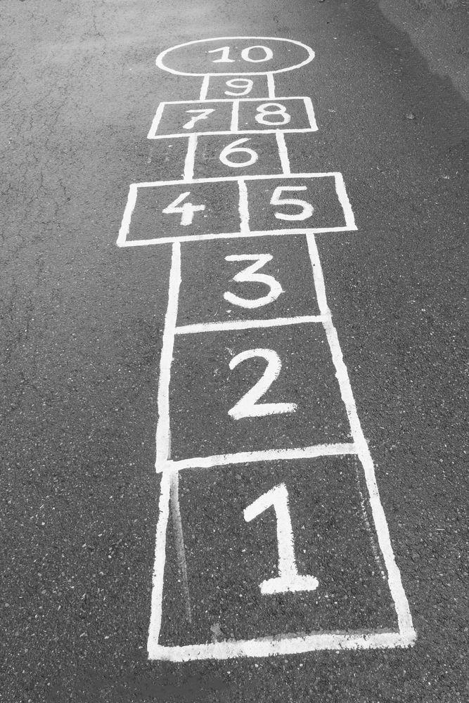 "Zahltag" Hüpfspiel - Himmel - Hölle in Schwarz- Weiss Foto & Bild | spezial, schwarz-weiss ...