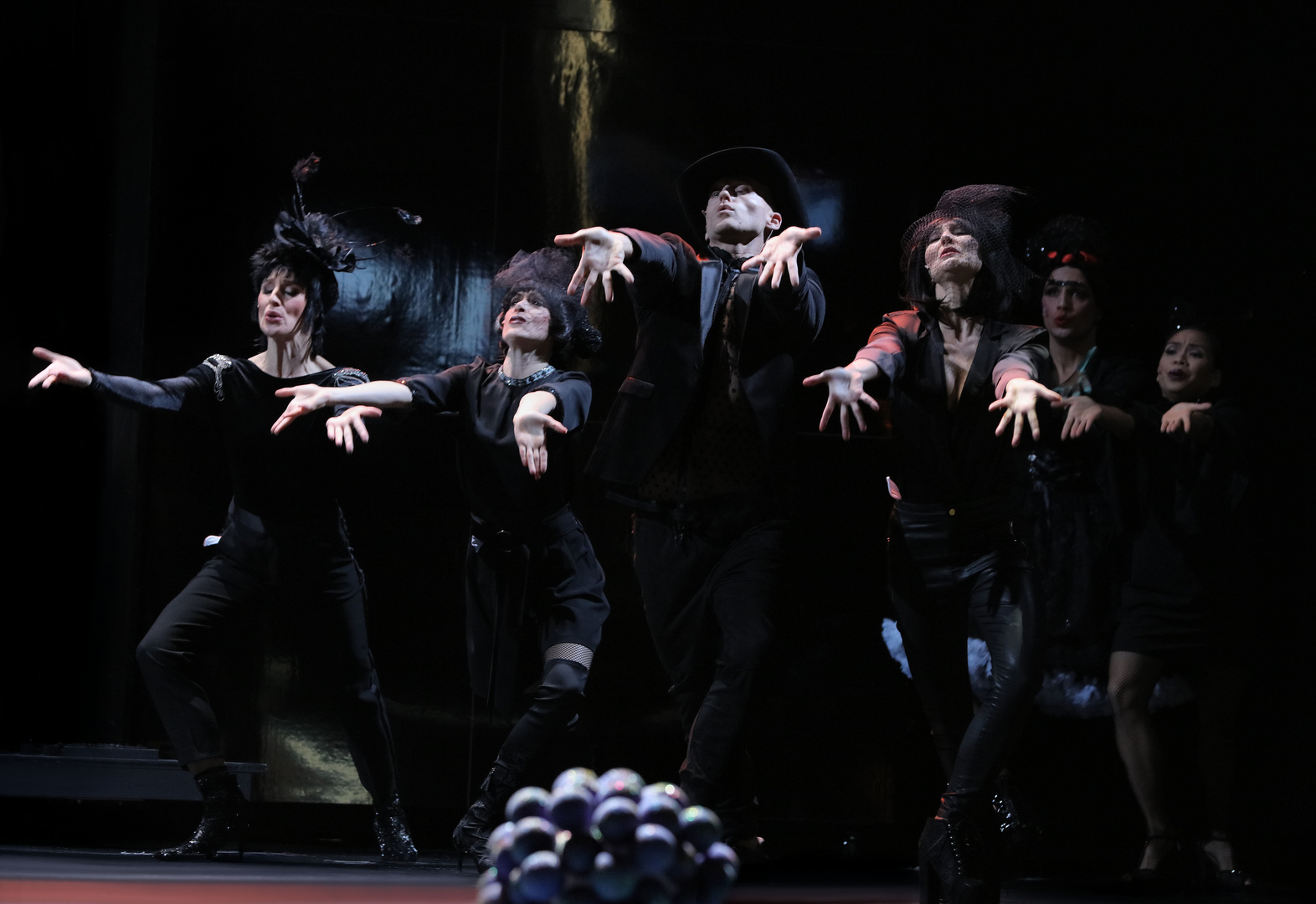 zeig mir das alte Jahr........ Foto & Bild | theater, kultur, glamour ...