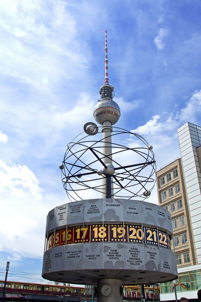 Zeiger und Weltuhr / Hands and world clock Foto & Bild | world, berlin ...