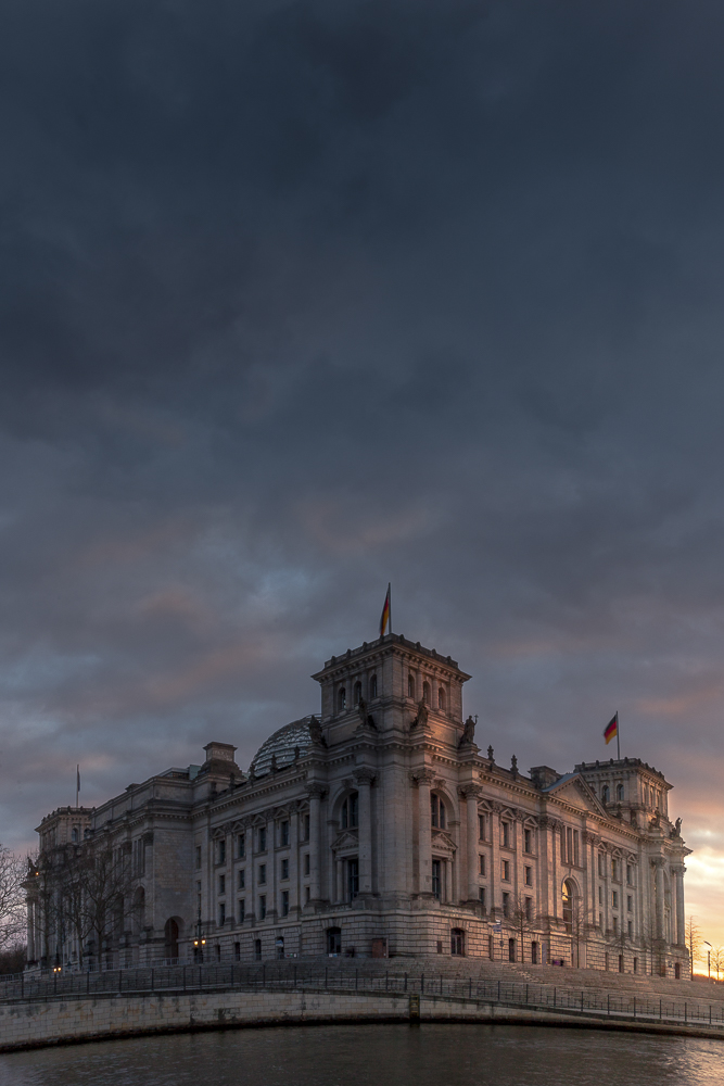 Zentrum der Macht Foto & Bild | architektur, architektur bei nacht ...