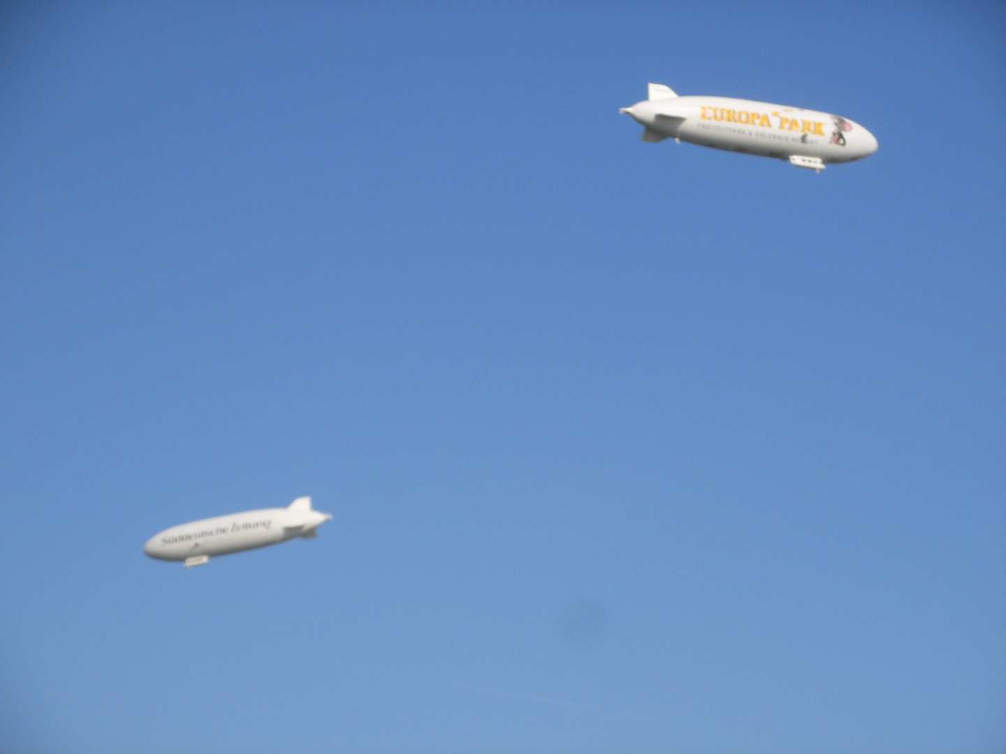 Zeppeline über Friedrichshafen Foto & Bild | luftfahrt, zeppelin Bilder ...