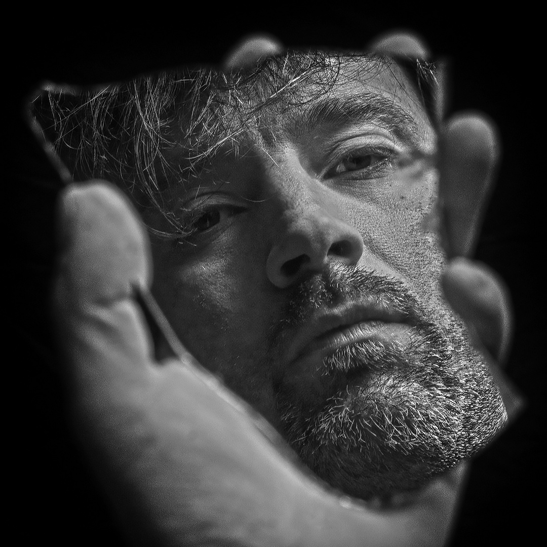 ZERBROCHEN Foto & Bild | spezial, mann, monochrome Bilder auf fotocommunity