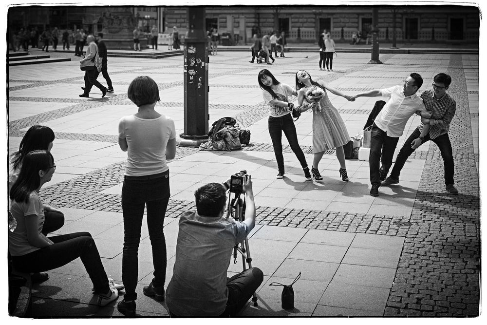 Zerreißprobe Foto & Bild | streetfotografie mit menschen, fotokunst, monochrome fine art Bilder ...