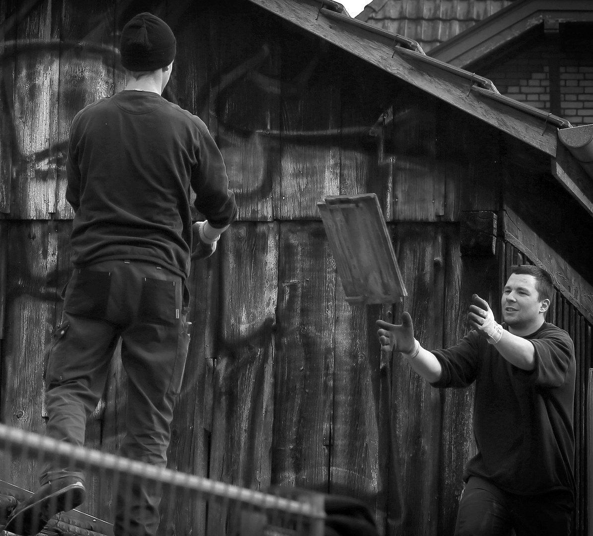 Ziegelwerfen Foto & Bild | erwachsene menschen, streetfotografie mit ...