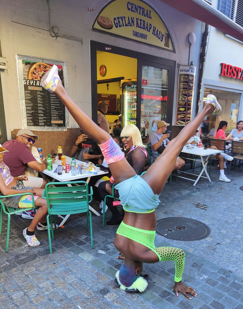 Zürich steht Kopf Foto & Bild | streetfotografie mit menschen, menschen, streetfotografie Bilder ...