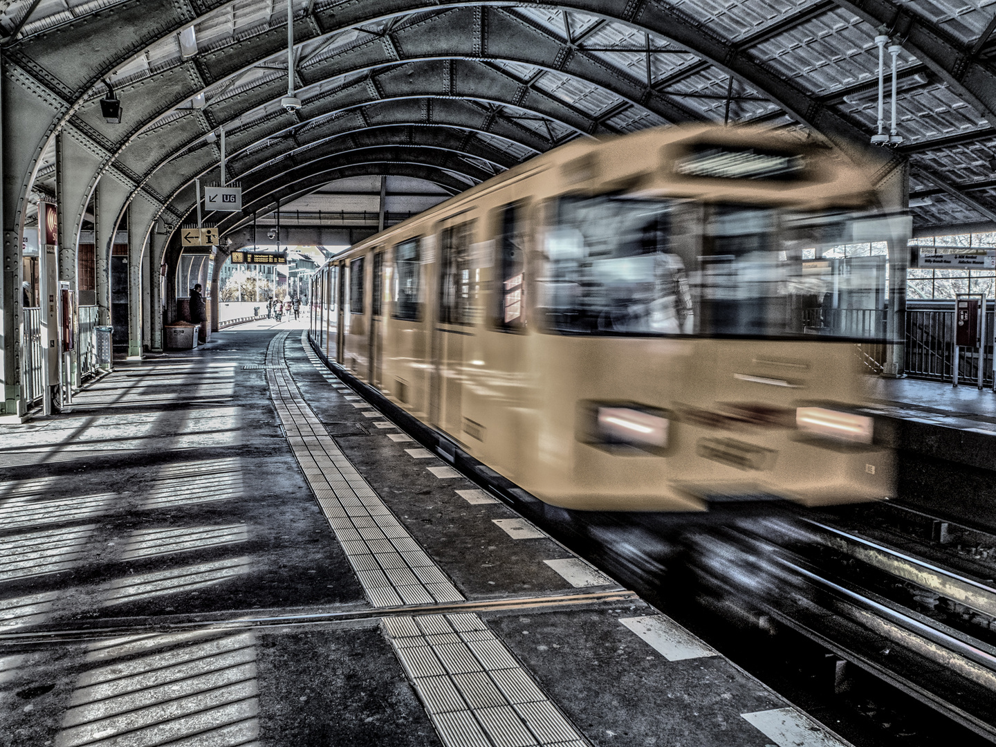 Zug fährt ein Foto & Bild | architektur, deutschland, europe Bilder auf ...