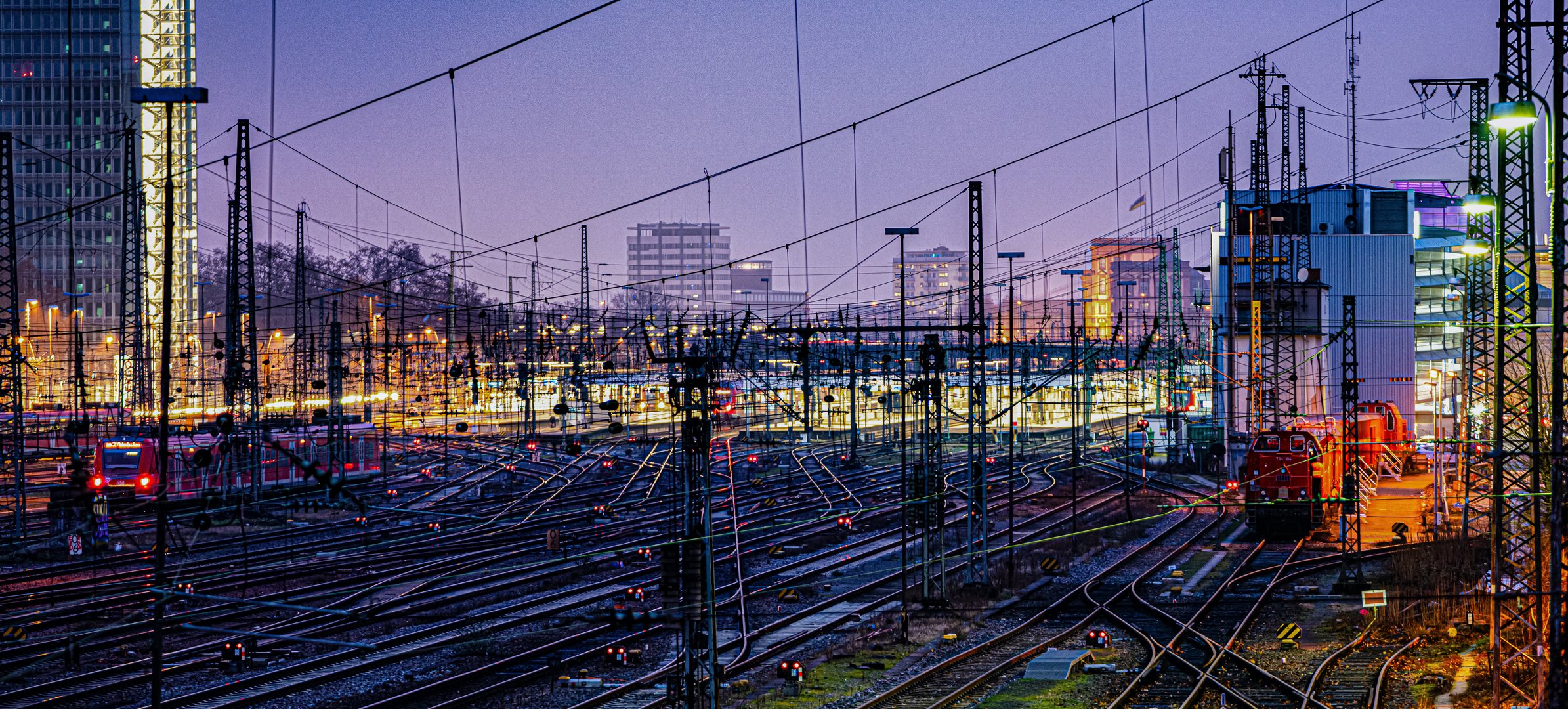 Zug um Zug Foto & Bild | bahnhof, schienen, architektur Bilder auf ...