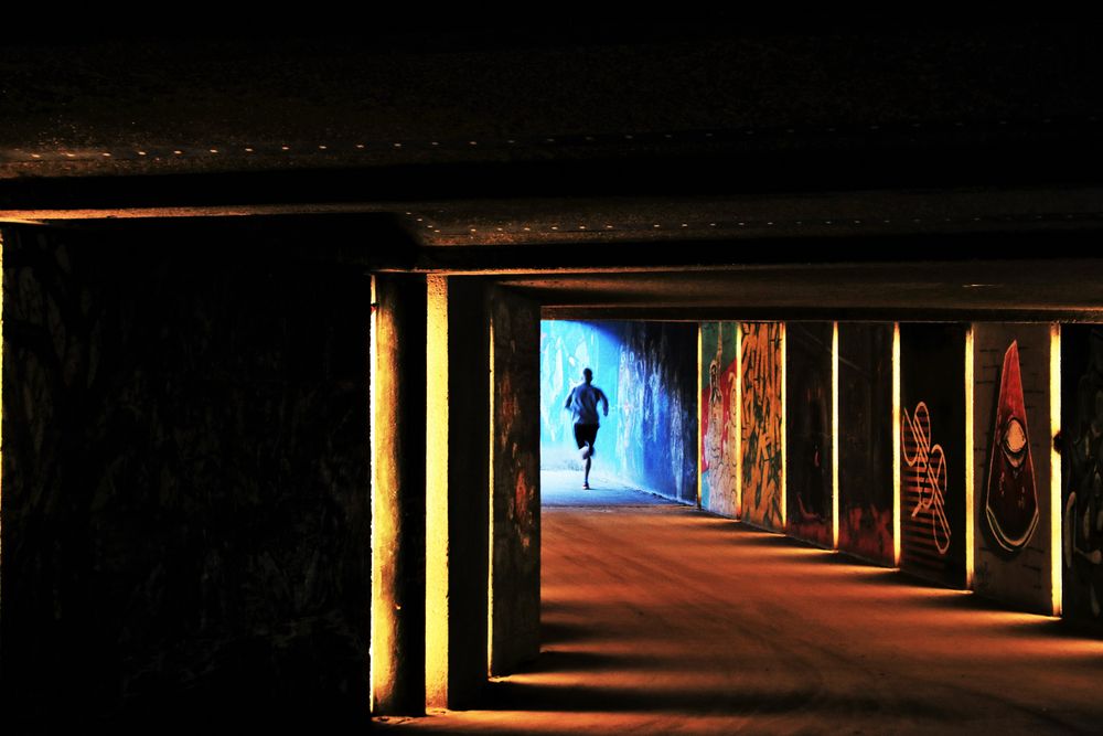 zum Licht Foto & Bild | architektur, streetfotografie mit menschen, tunnel tunell Bilder auf ...