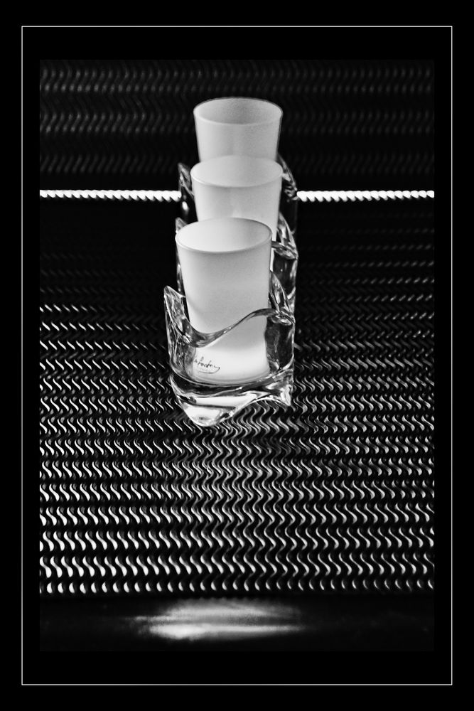 Zum Schwarz-weißen Freitag - Impression - 3 Lichter auf gewellter Pappe Foto & Bild | art ...