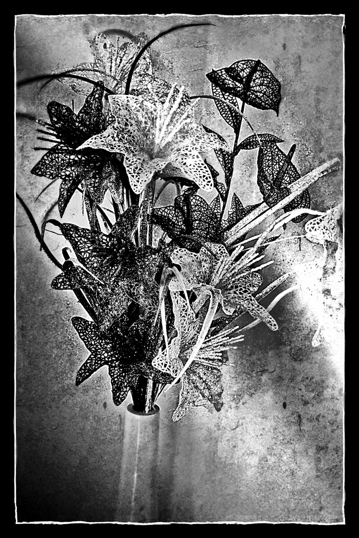 Zum Schwarz-weißen Freitag - Lackierter Kunstblumenstauß gerahmt in SW Foto & Bild | projekte ...