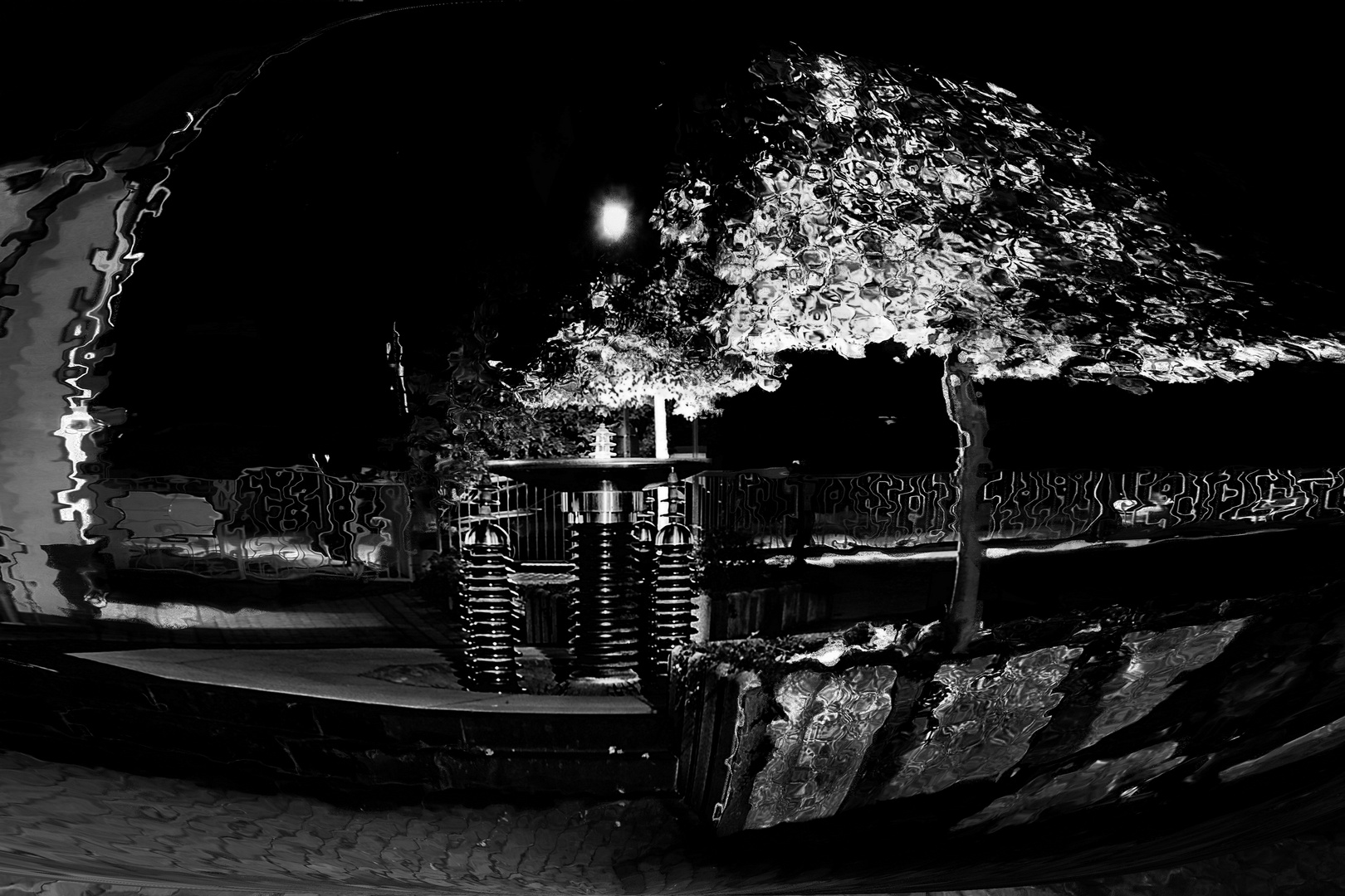 Zum Schwarz-weißen Freitag - Nachts beim Isolator Foto & Bild | projekte, monochrom ...