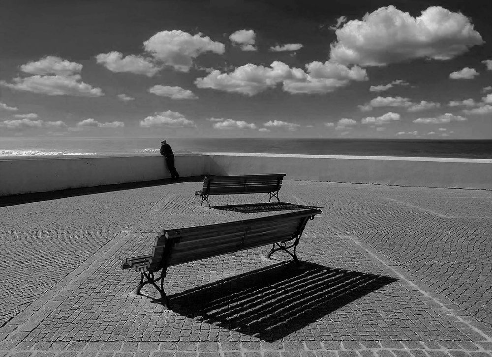 zwei Bänke Foto & Bild | europe, portugal, streetfotografie mit menschen Bilder auf fotocommunity