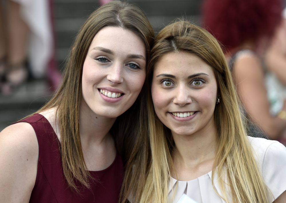 Zwei dicke freundinnen Foto & Bild | erwachsene menschen, jugendliche, outdoor Bilder auf ...