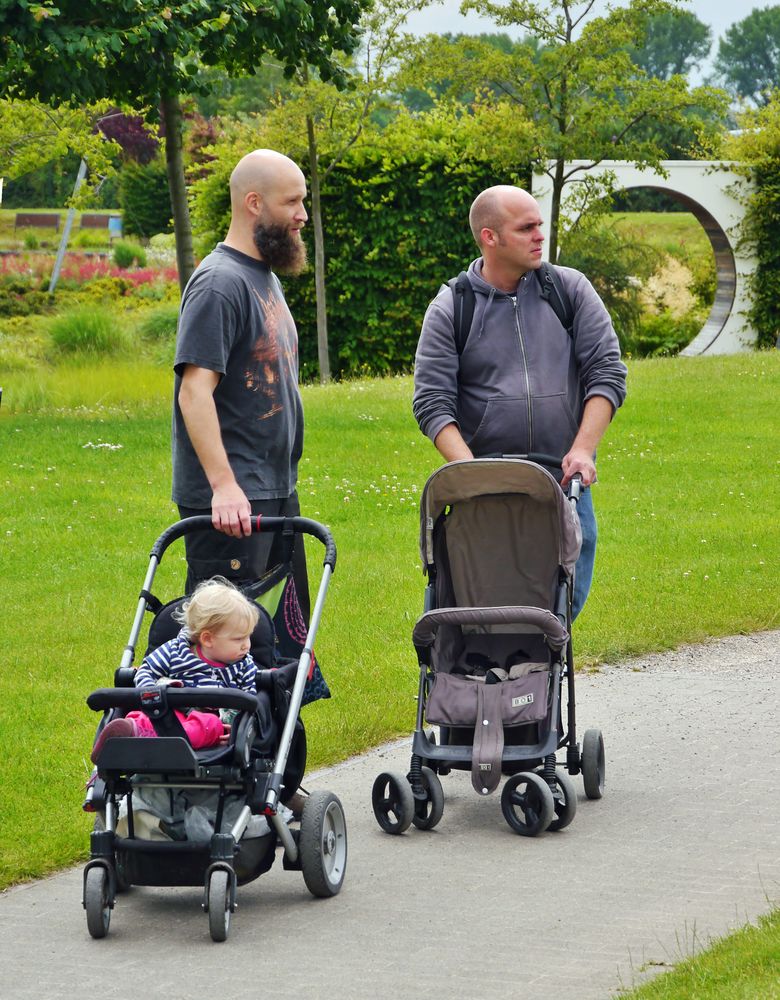 zwei emanzipierte Männer ! Foto & Bild | erwachsene menschen, alltagsereignisse, menschen in der ...