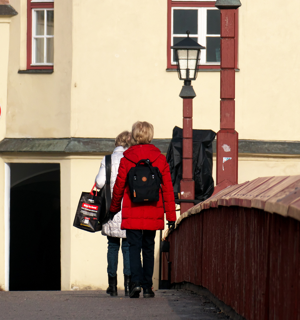 Zwei Figuren, eine Szenerie Foto & Bild | erwachsene menschen, streetfotografie mit menschen ...