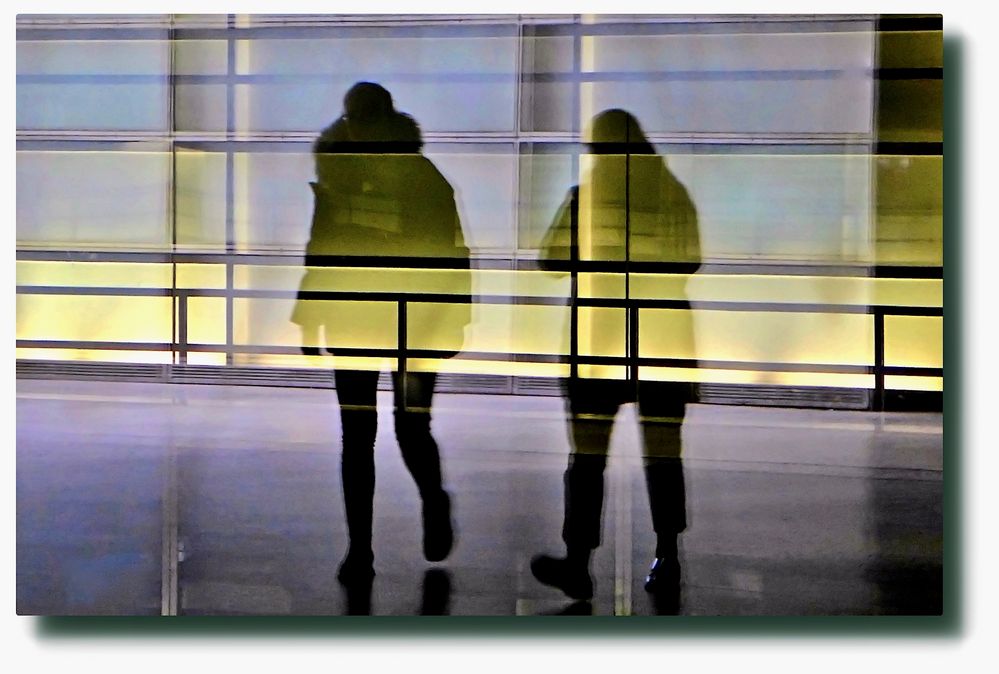 zwei kommen entgegen Foto & Bild | erwachsene, streetfotografie mit ...