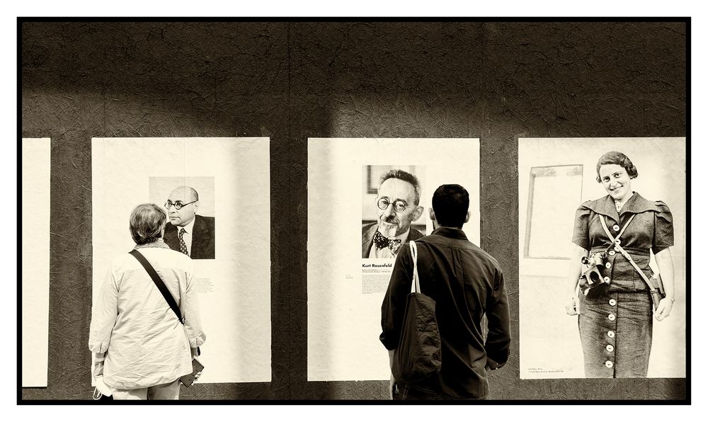 Zwei Personen gucken sich Fotos an Foto & Bild | erwachsene menschen, reportage dokumentation ...