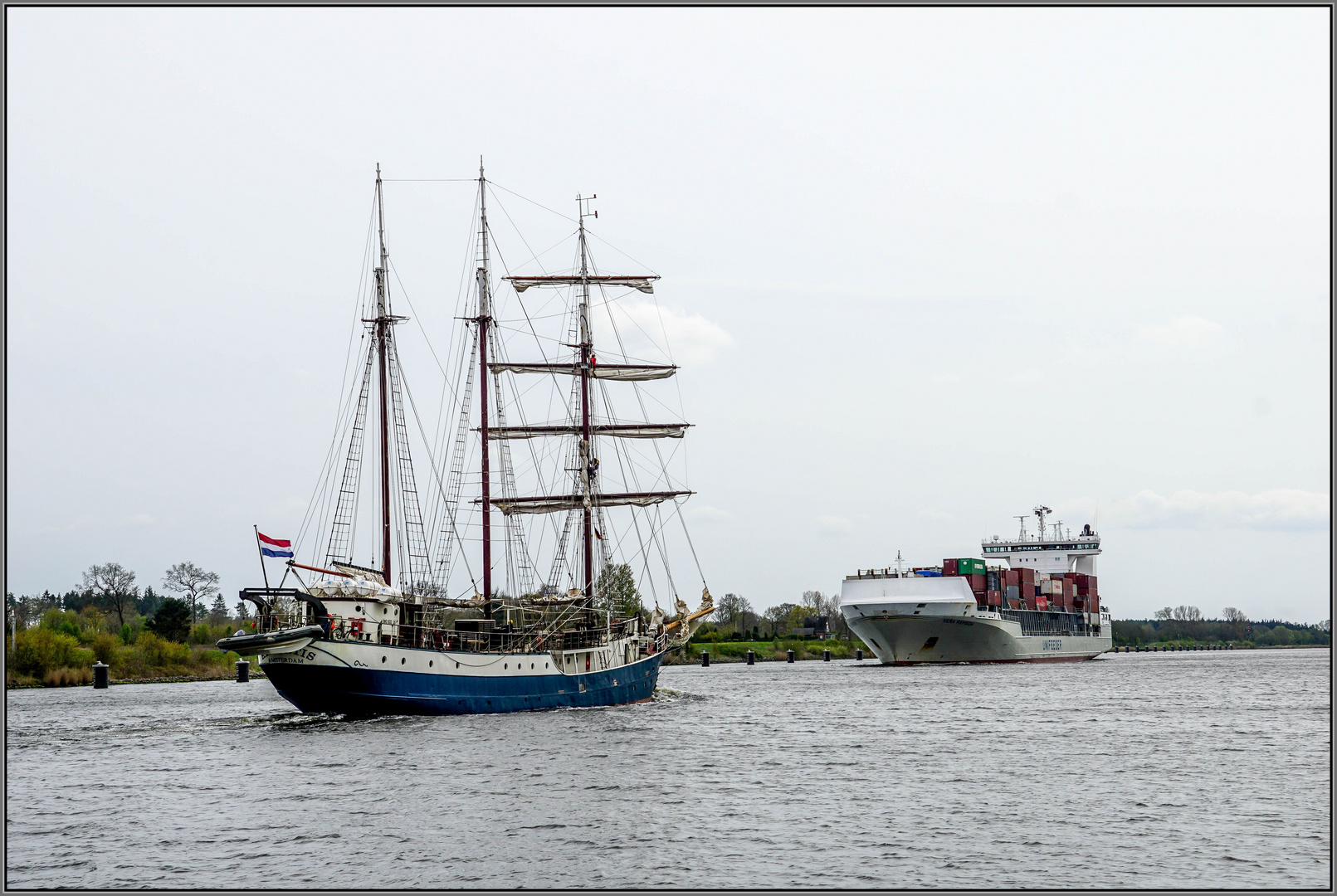 Zwei Schiffe, ... Foto & Bild | segelschiff, containerschiff, schiffe ...