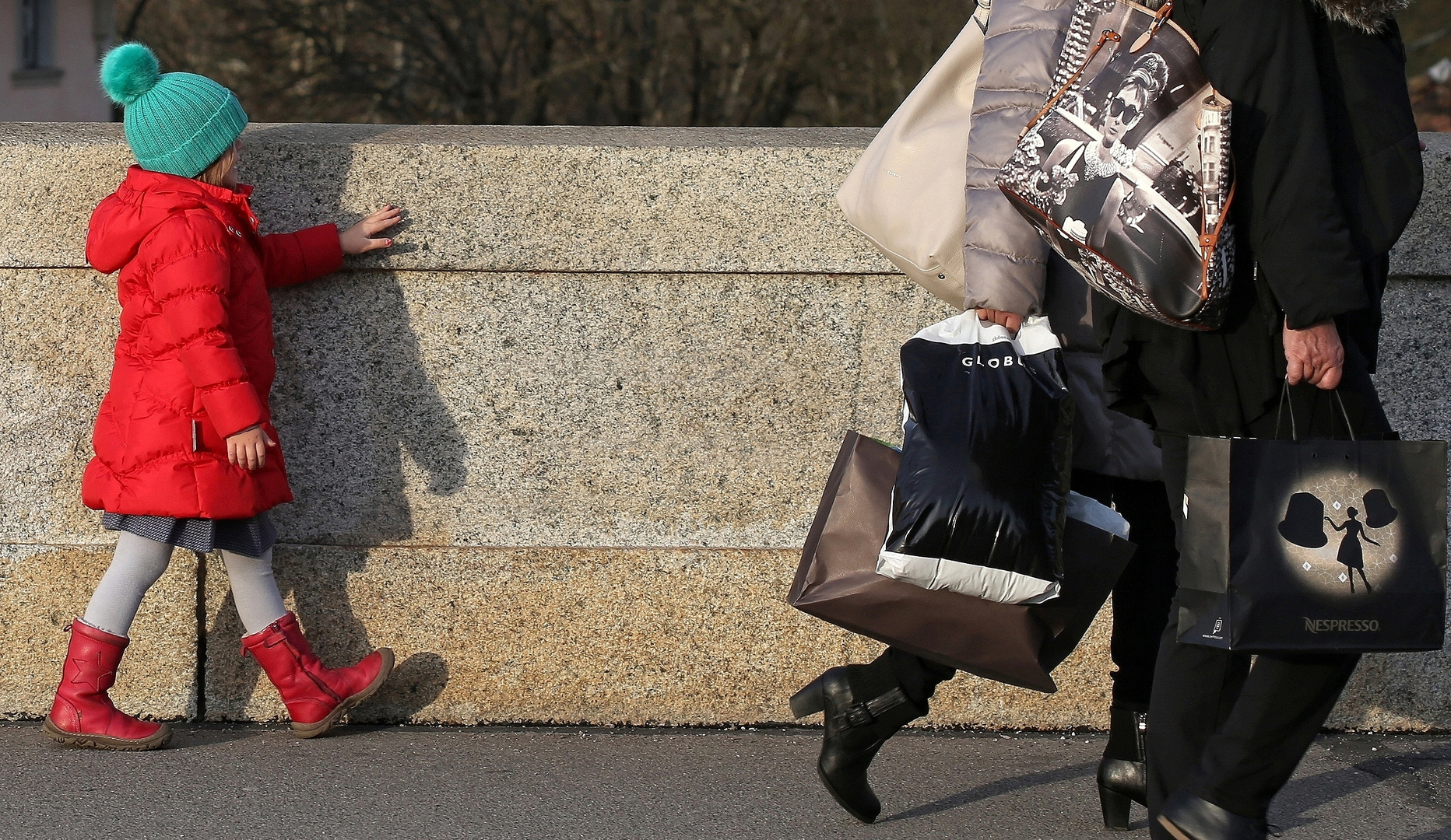 Zwei Welten Foto & Bild | kinder, streetfotografie mit menschen, street ...