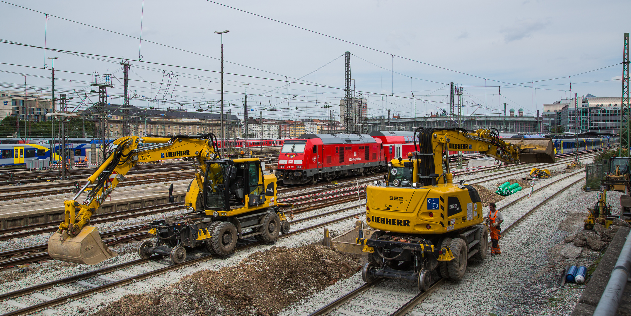 Zwei Zweiwegebagger ... Foto & Bild | münchen, bagger, bahnhof Bilder ...