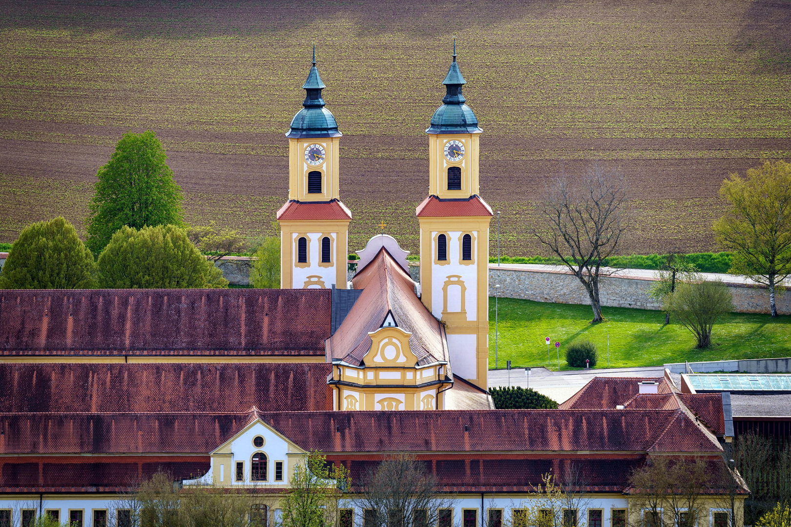 Zwischen den Zeiten - Klosterkirche Rebdorf Foto & Bild | world ...