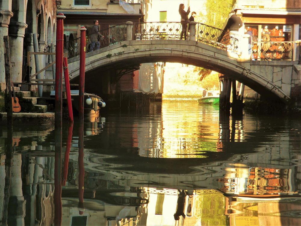 Zwischen Licht und Schatten Foto & Bild | streetfotografie mit menschen, kunstfotografie ...