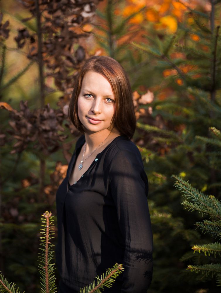 Zwischen Tannen Foto & Bild | portrait, portrait frauen, outdoor Bilder auf fotocommunity